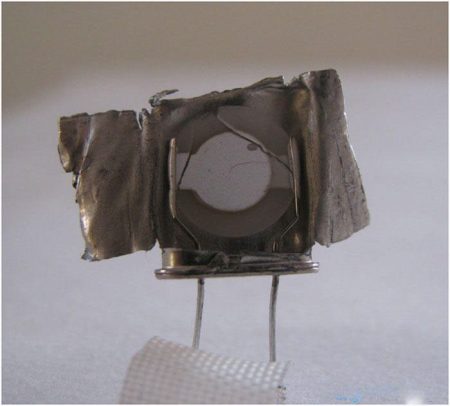 What is Inside a Crystal Oscillator and How it Works